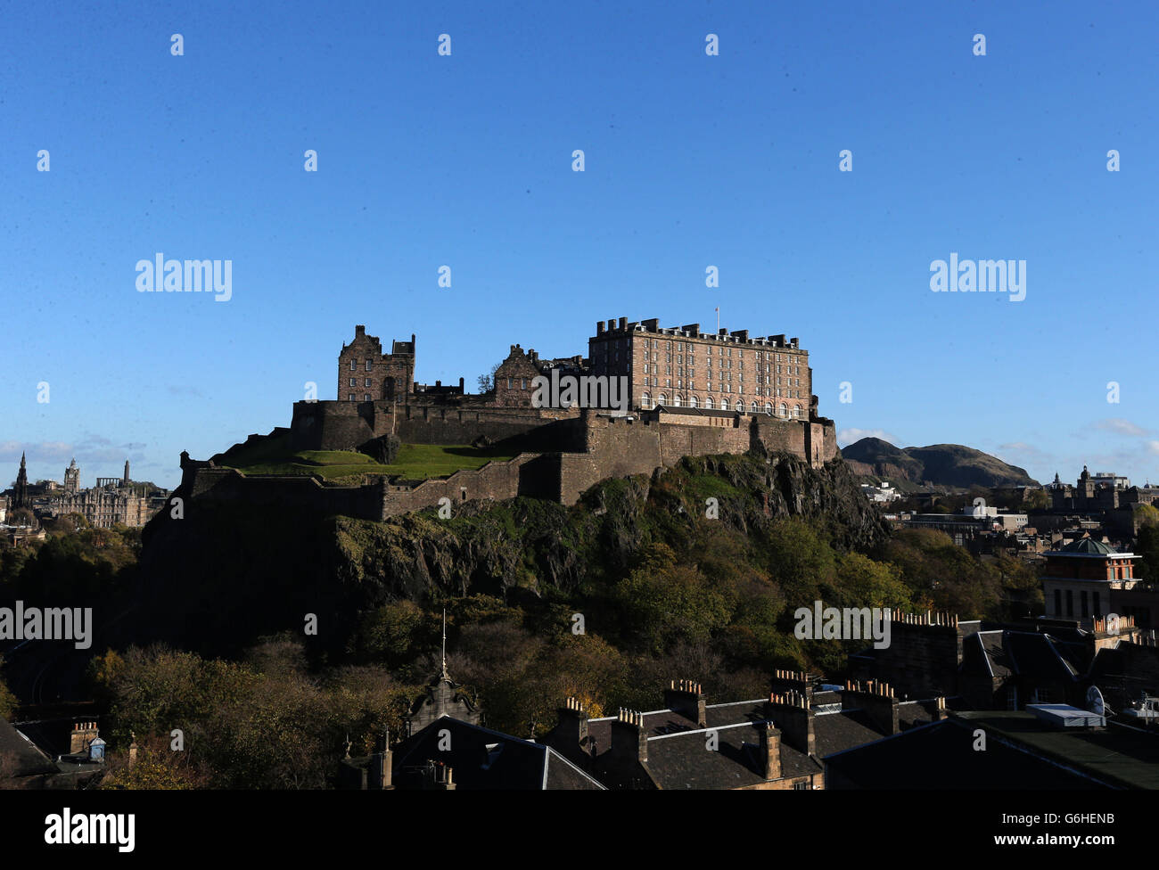 A general view of Edinburgh Castle in the Autumn sunshine Stock Photo ...