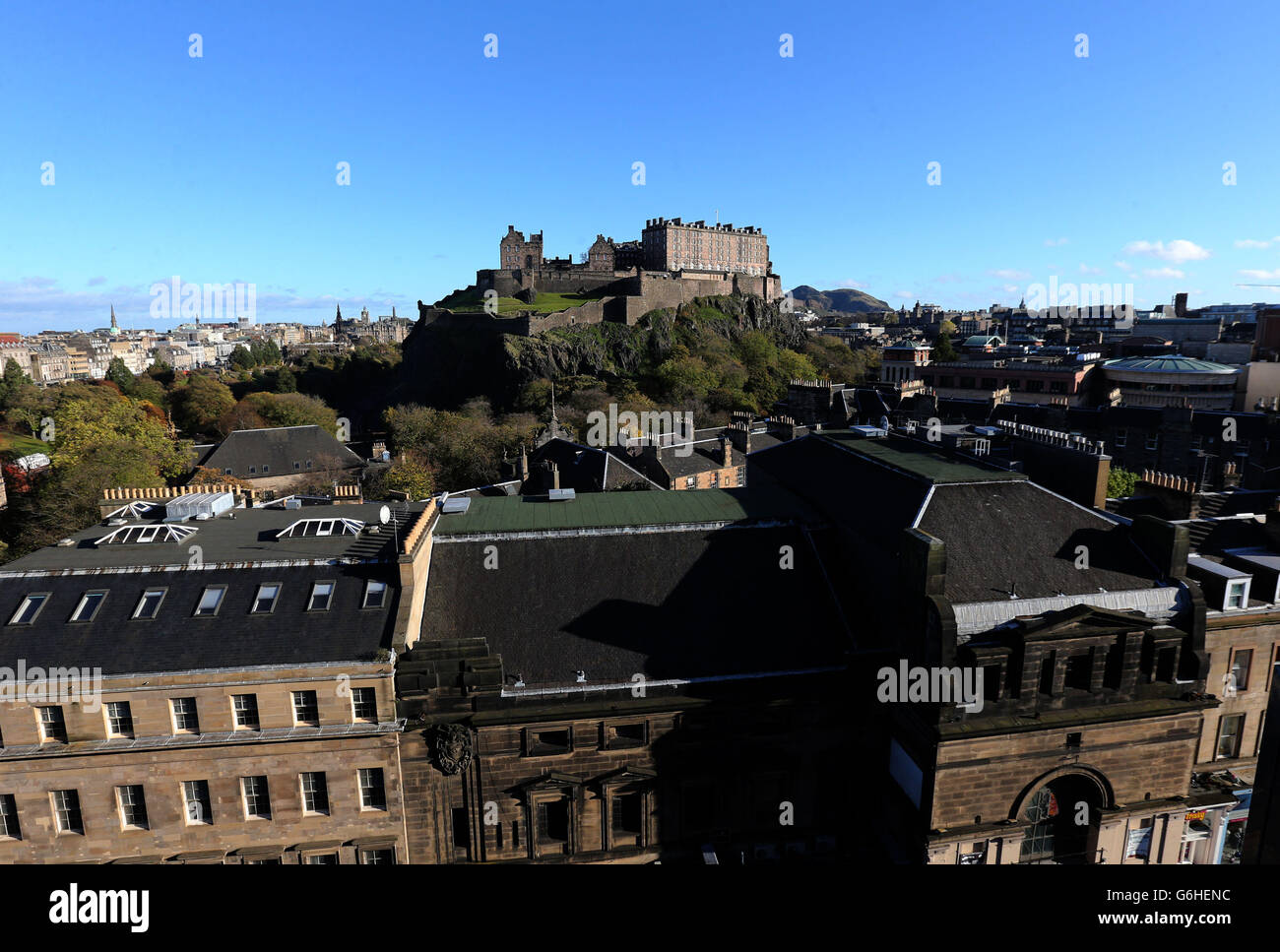 A general view of Edinburgh Castle in the Autumn sunshine Stock Photo ...