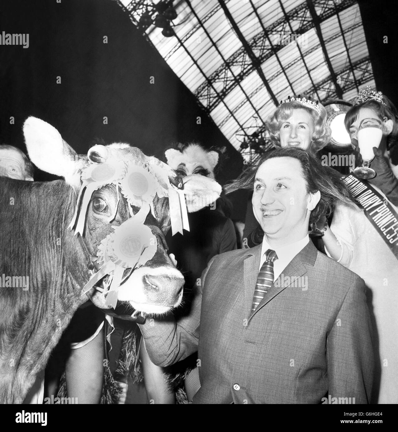Comedian Ken Dodd meets prize-winning cow Luna at Olympia, London ...