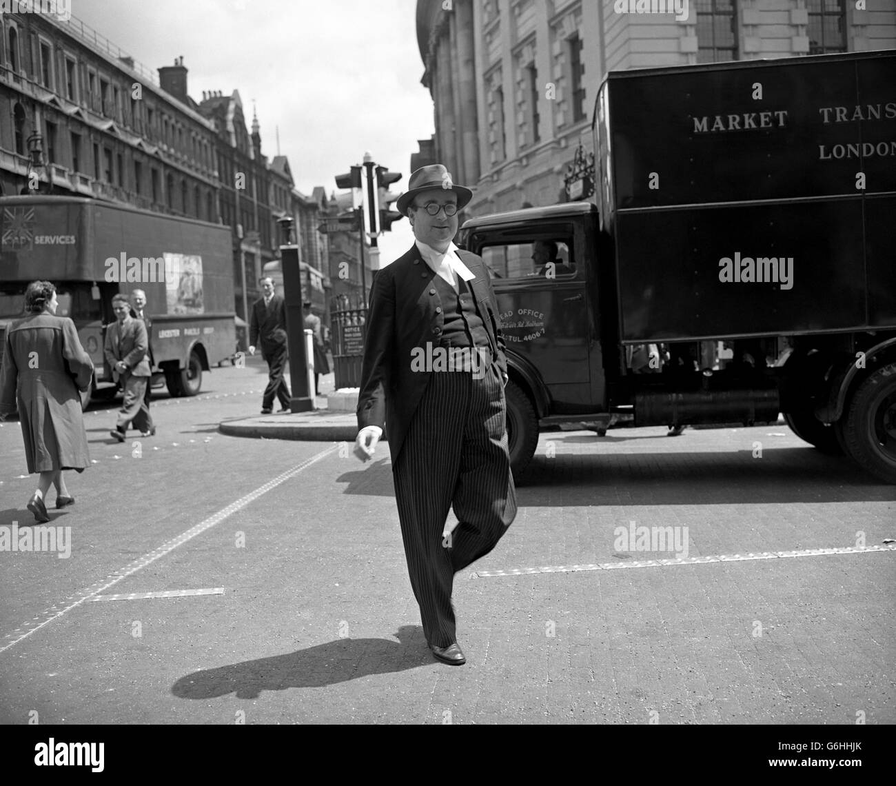Derek Bennett Curtis walks to the Old Bailey for the Christie trial ...