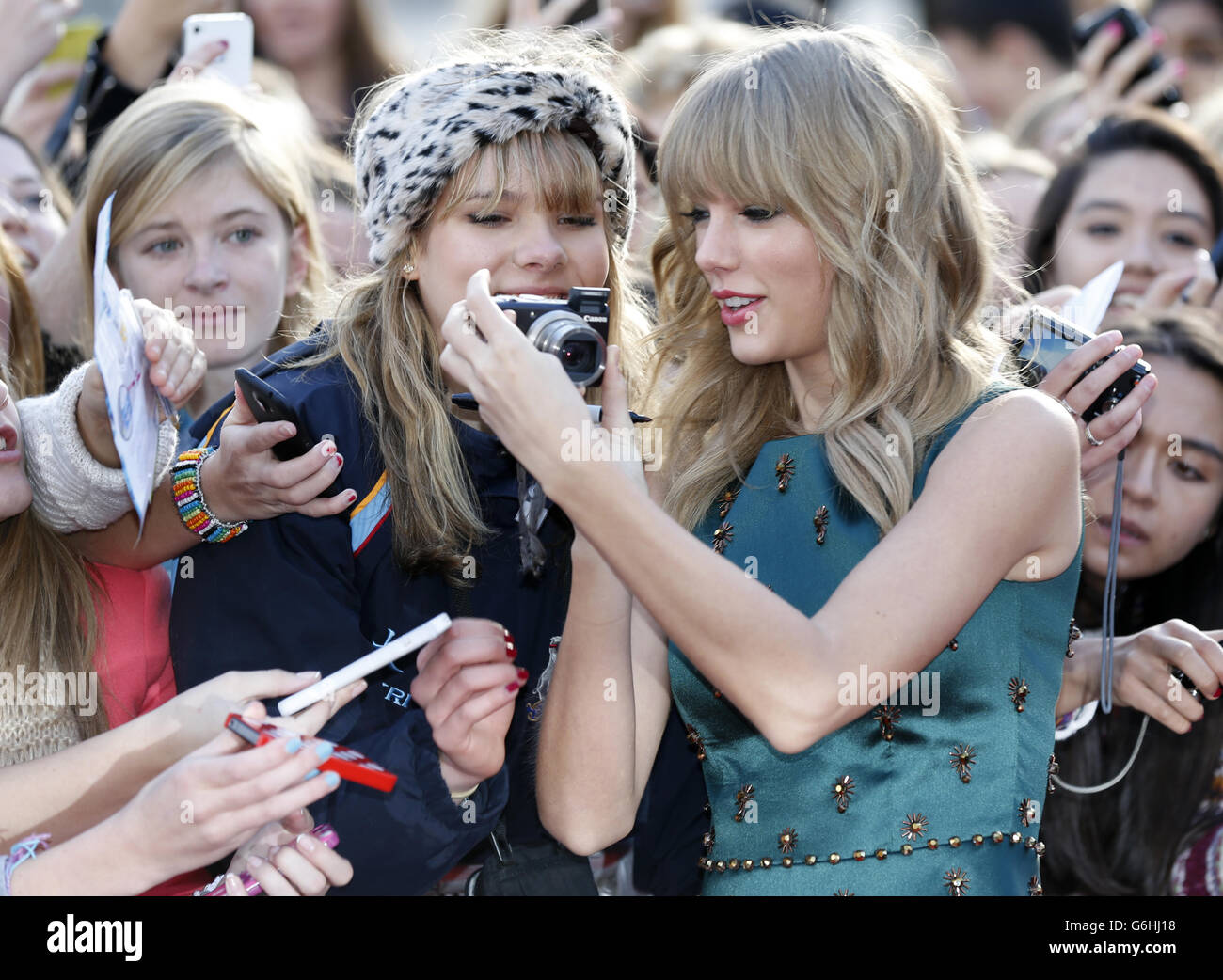 Taylor swift fans hi-res stock photography and images - Alamy
