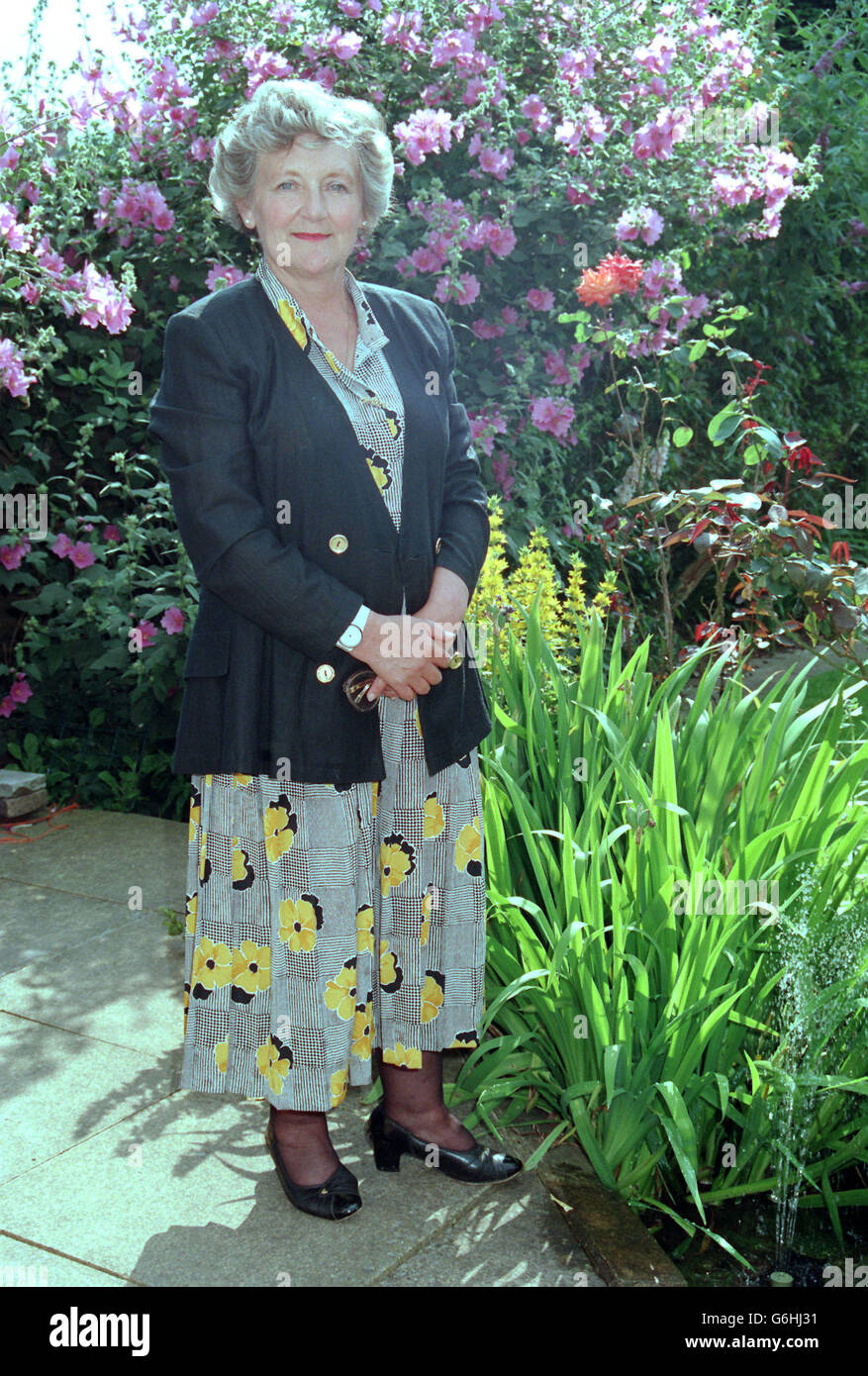 F l full length garden diana lamplugh hi-res stock photography and ...