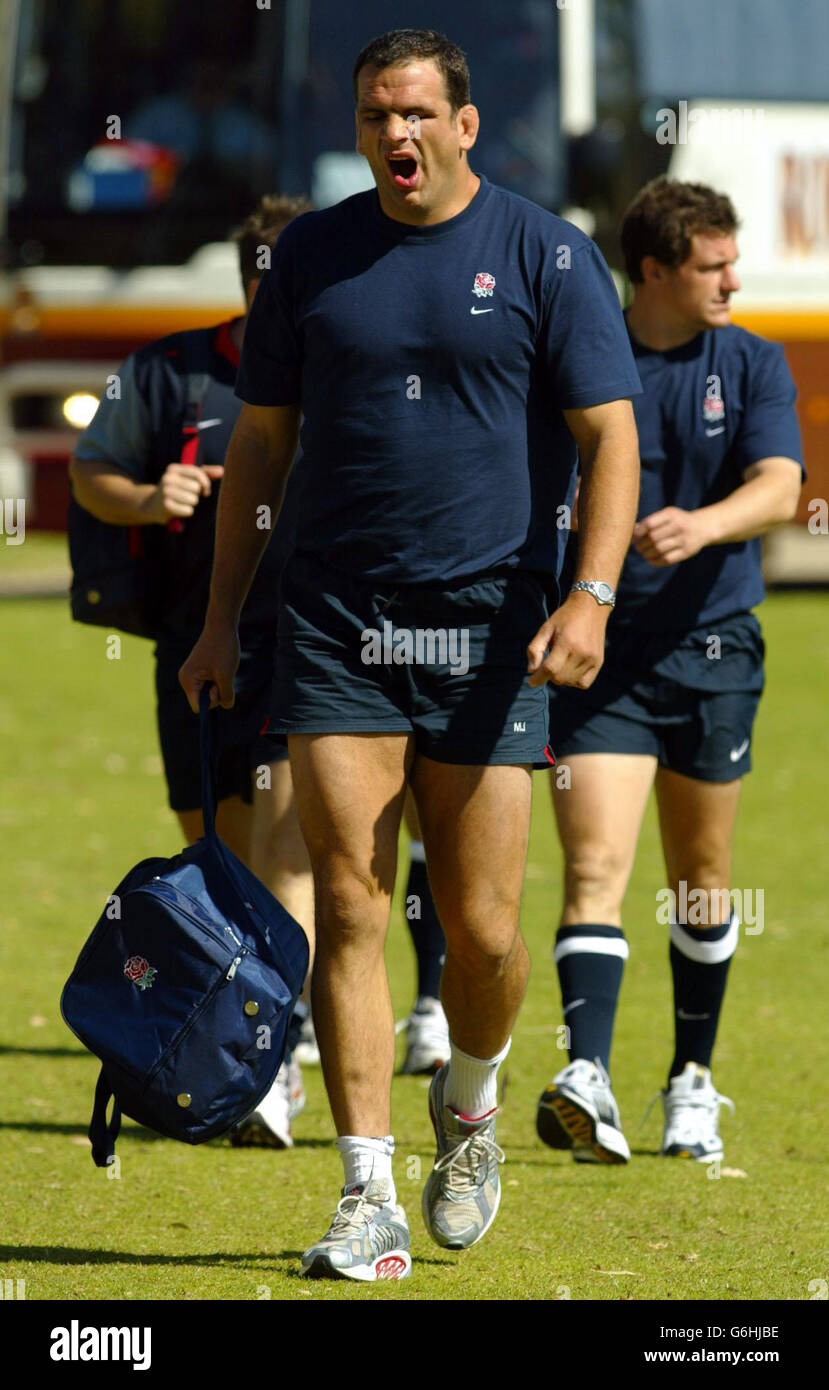 Englands captain martin johnson training hale school in perth hi-res ...