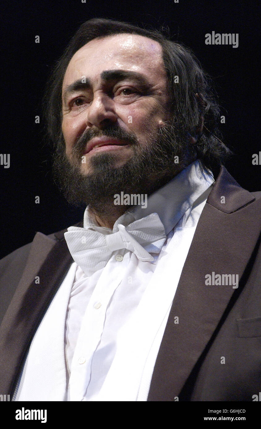 Luciano pavarotti on stage hi-res stock photography and images - Alamy