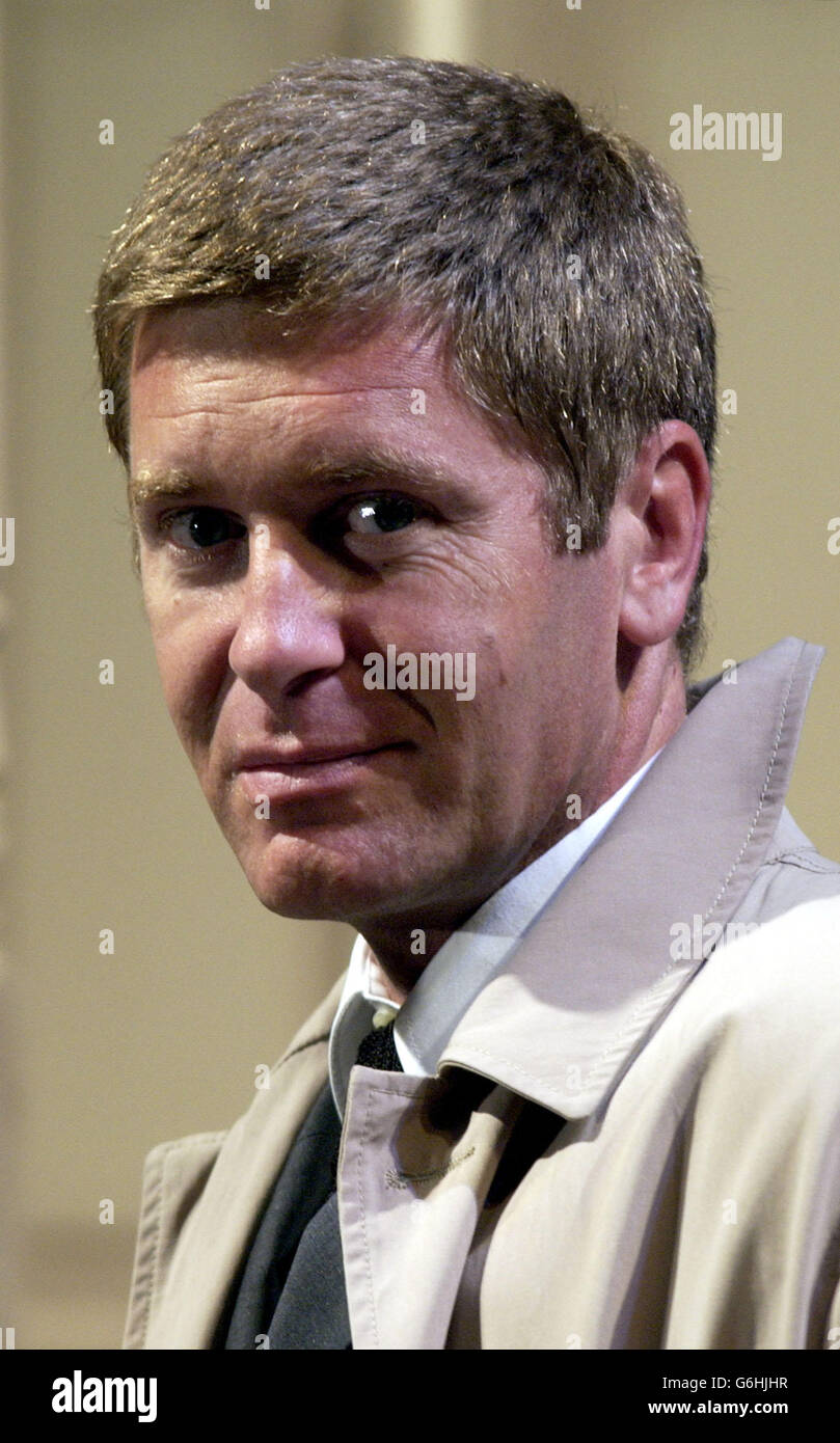 Showbiz arts theatre actor posing head shoulders gary mavers hi-res ...
