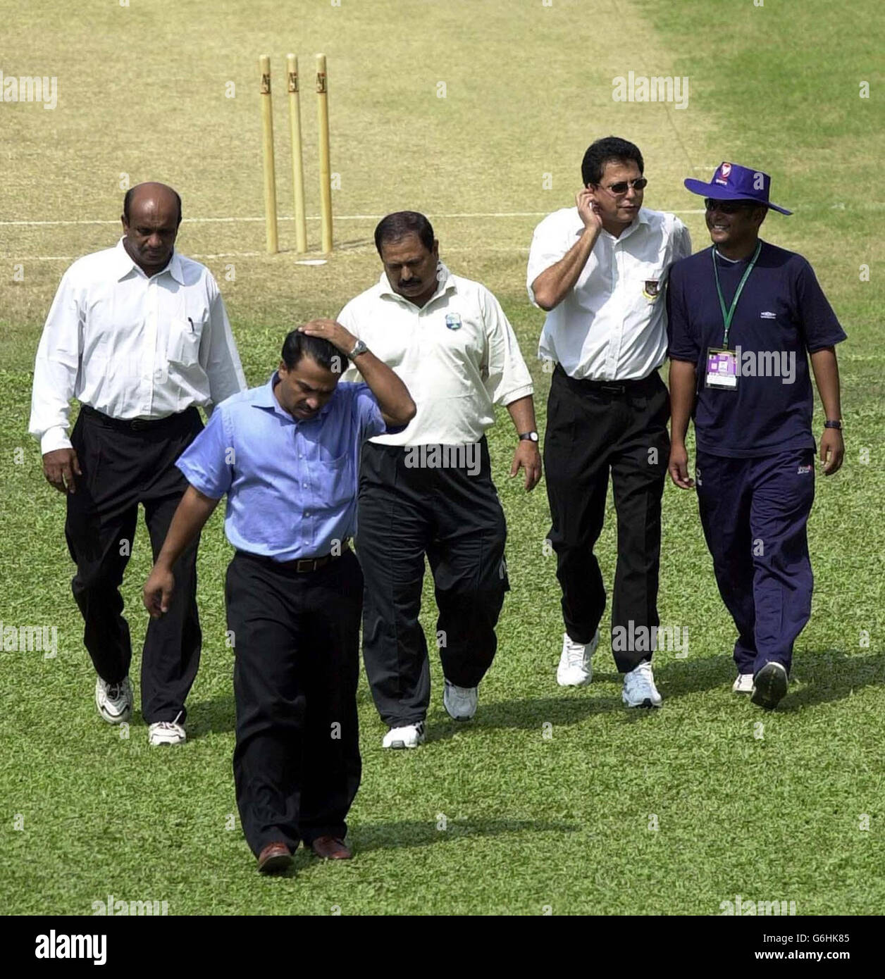 Cricket ground staff groundsman groundsmen hi-res stock photography and ...