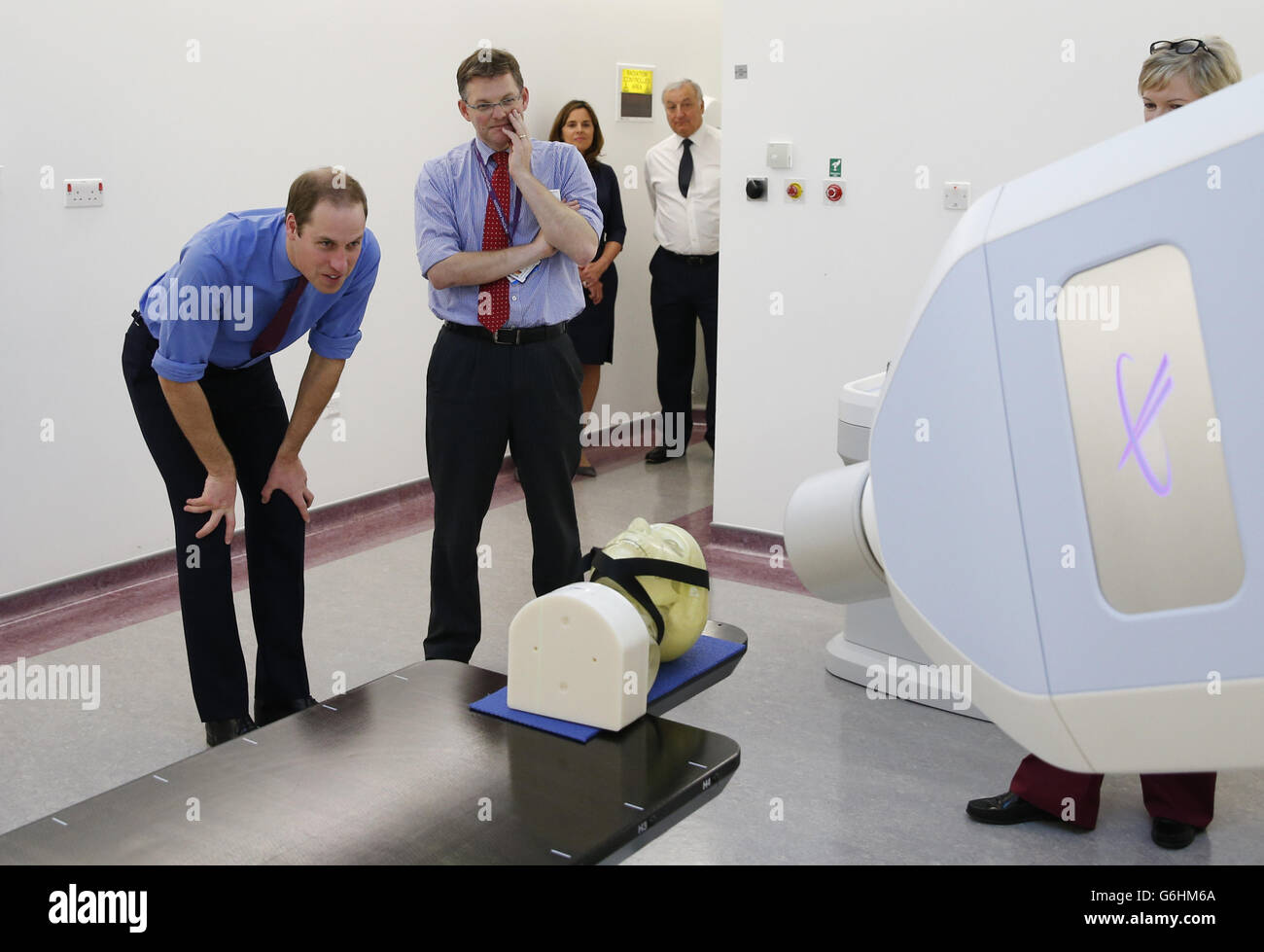 William watches live operations hi-res stock photography and images - Alamy