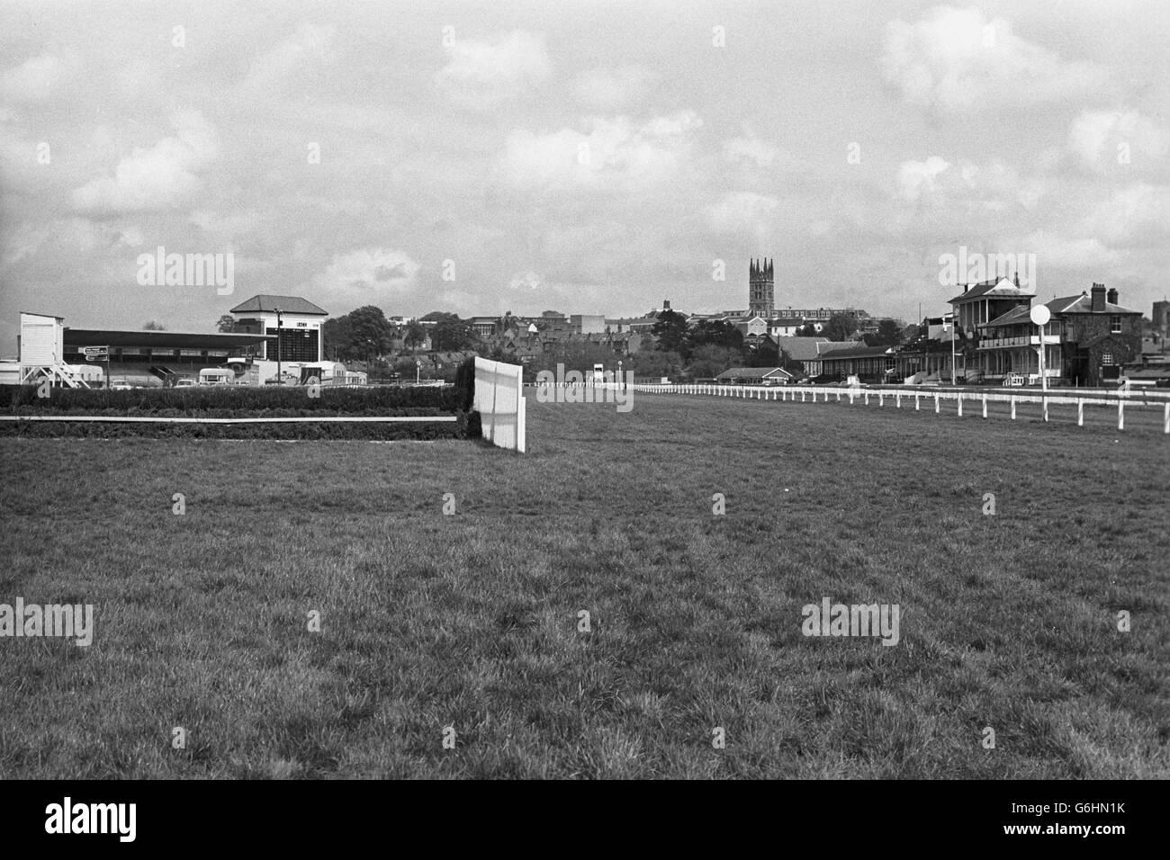 Horse racing warwick racecourse 1975 hi-res stock photography and ...