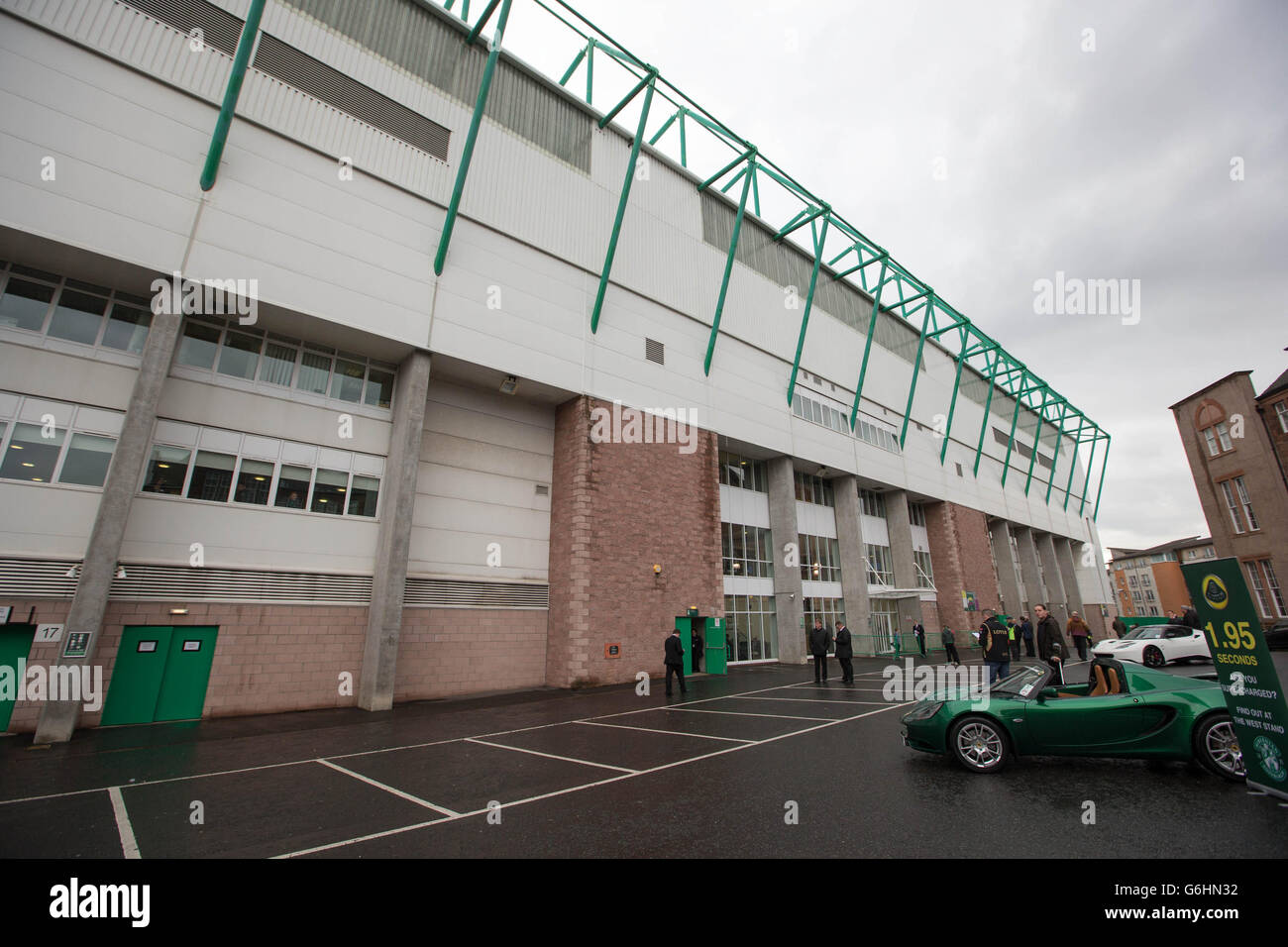 Easter road hibernian general view hi-res stock photography and images ...