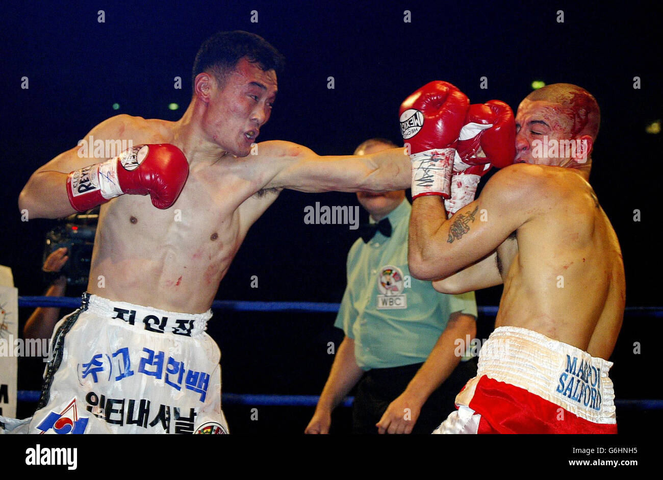 Brodie v Chi. Michael Brodie (R) fights Injin Chi during their WBC ...