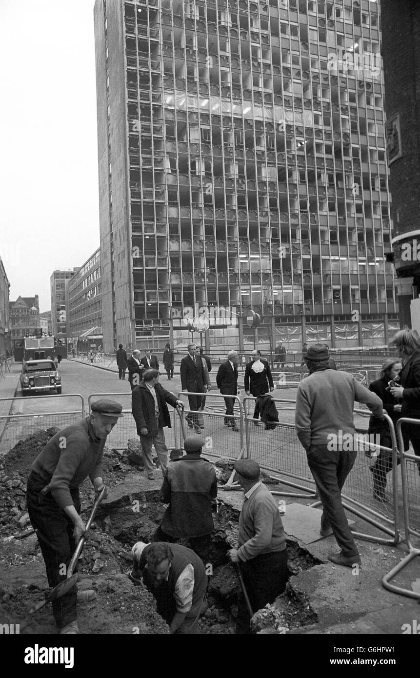 Old bailey bomb damage hi-res stock photography and images - Alamy