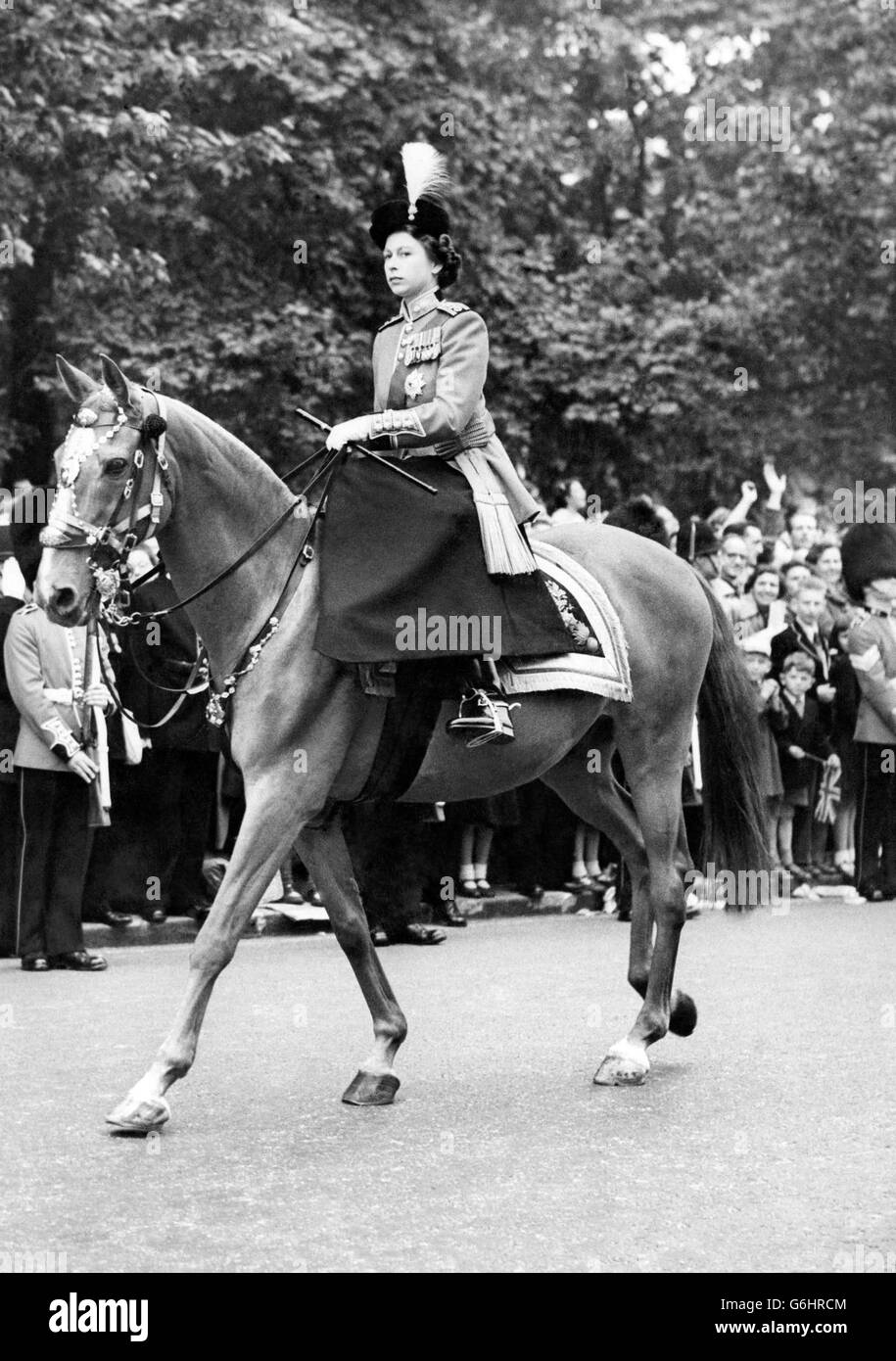 Crowds admired the queen hi-res stock photography and images - Alamy