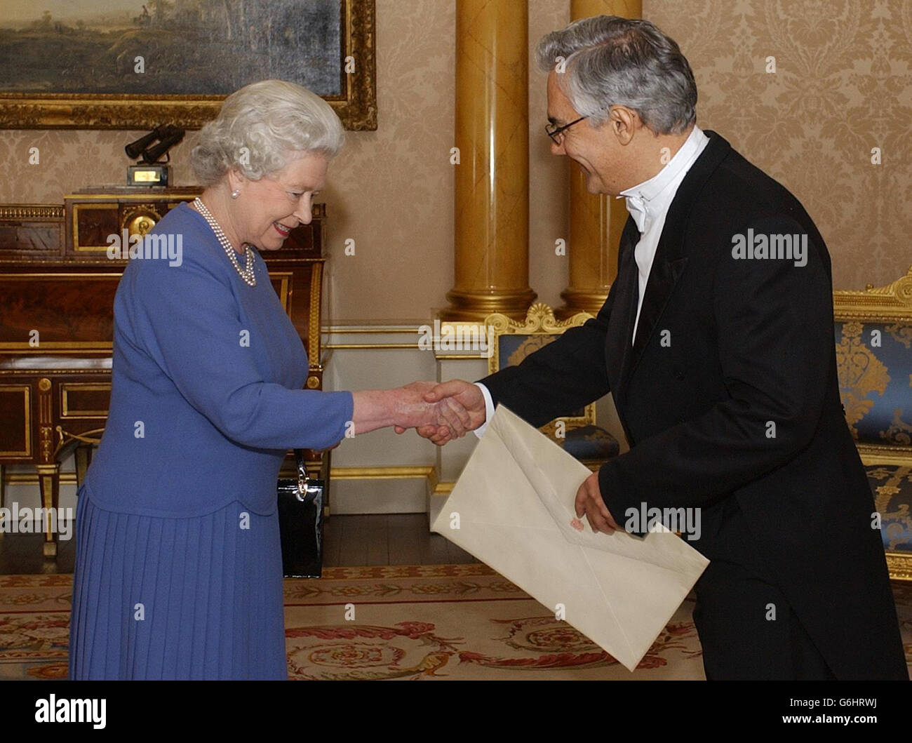 Royal shaking hands smiling queen elizabeth ii hi-res stock photography ...