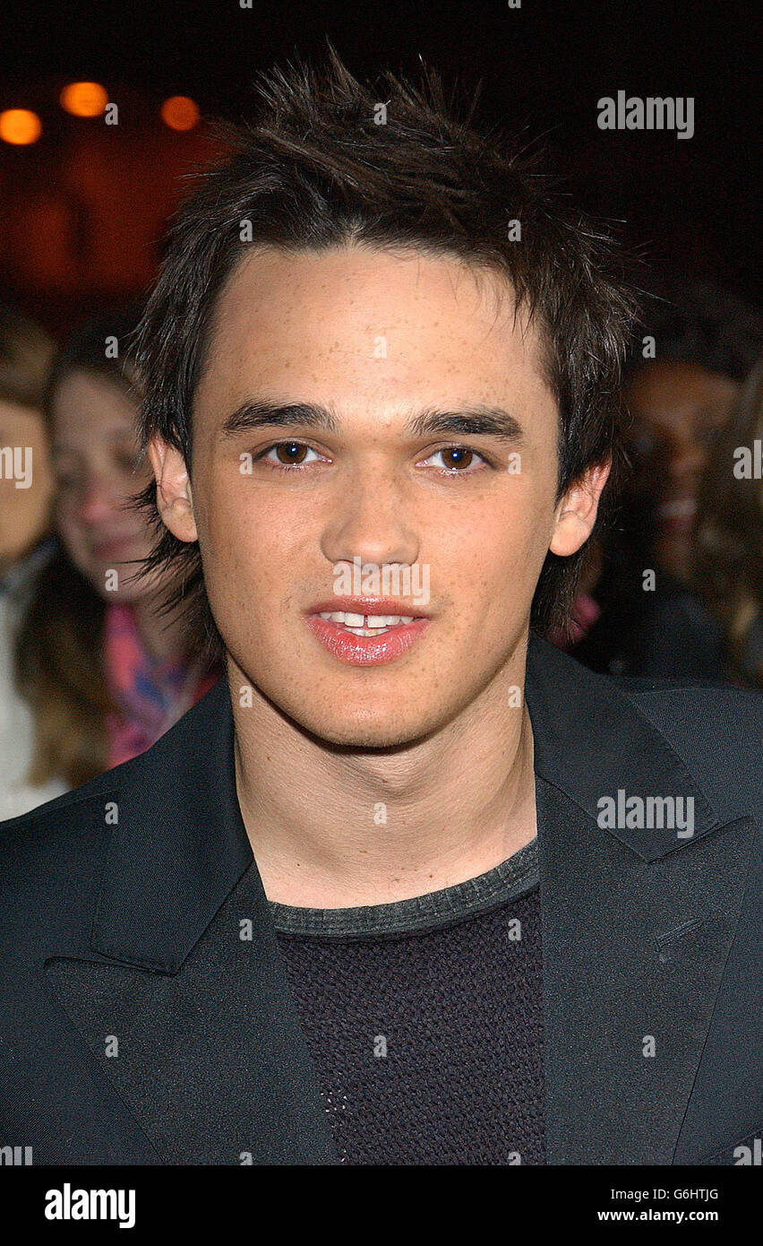 Showbiz music celebrity arriving singer head shoulders gates hi-res ...