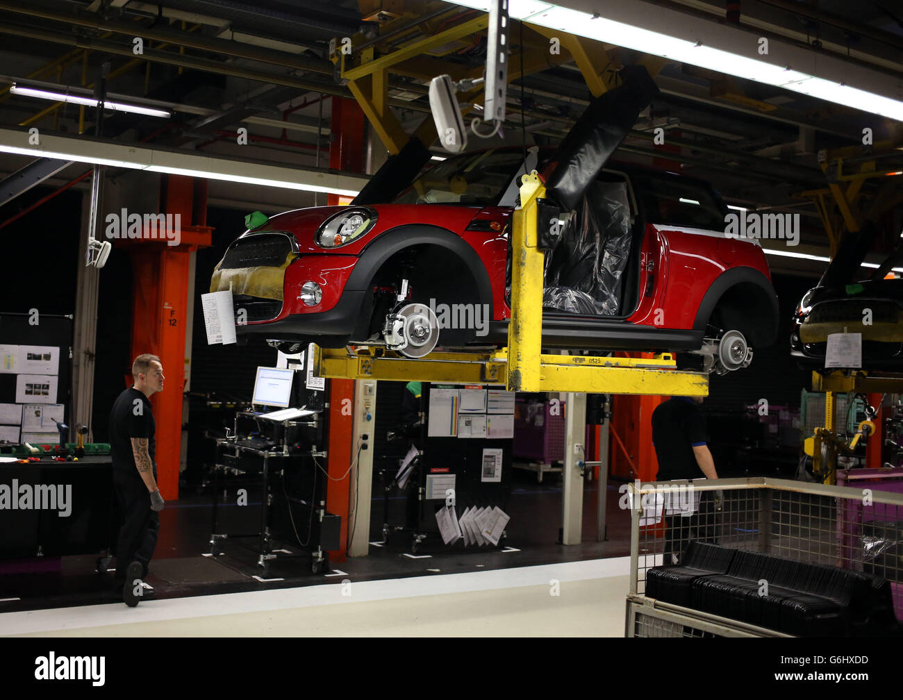 The assembly line at the bmw mini plant oxford hi-res stock photography ...