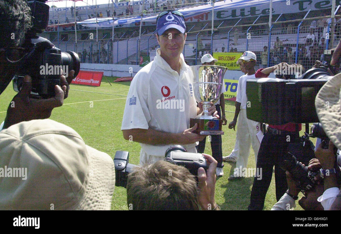 Cricket celebrating trophy smiling hi-res stock photography and images ...