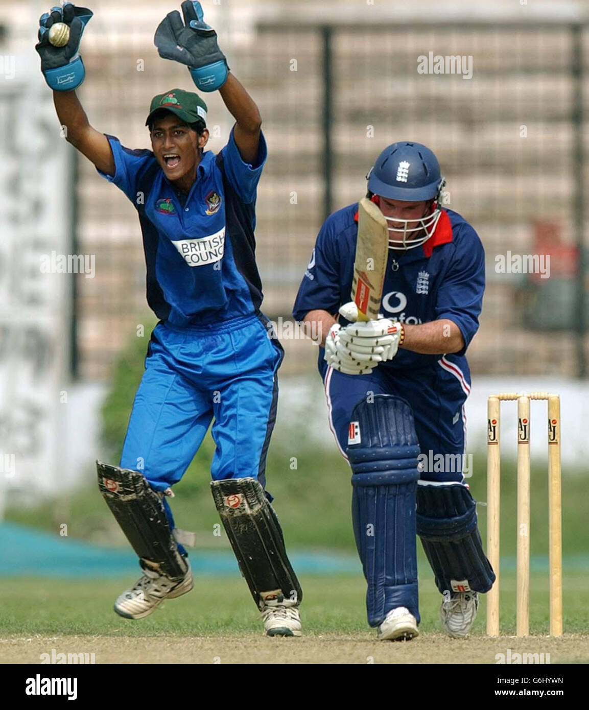 Wicket keeper catch hi-res stock photography and images - Alamy