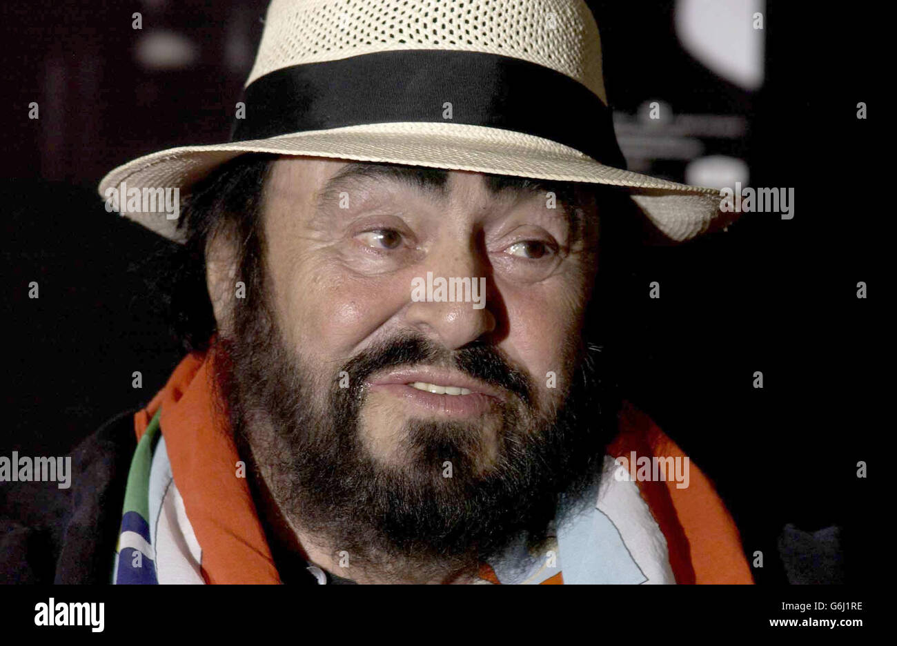Legendary tenor luciano pavarotti poses hi-res stock photography and ...