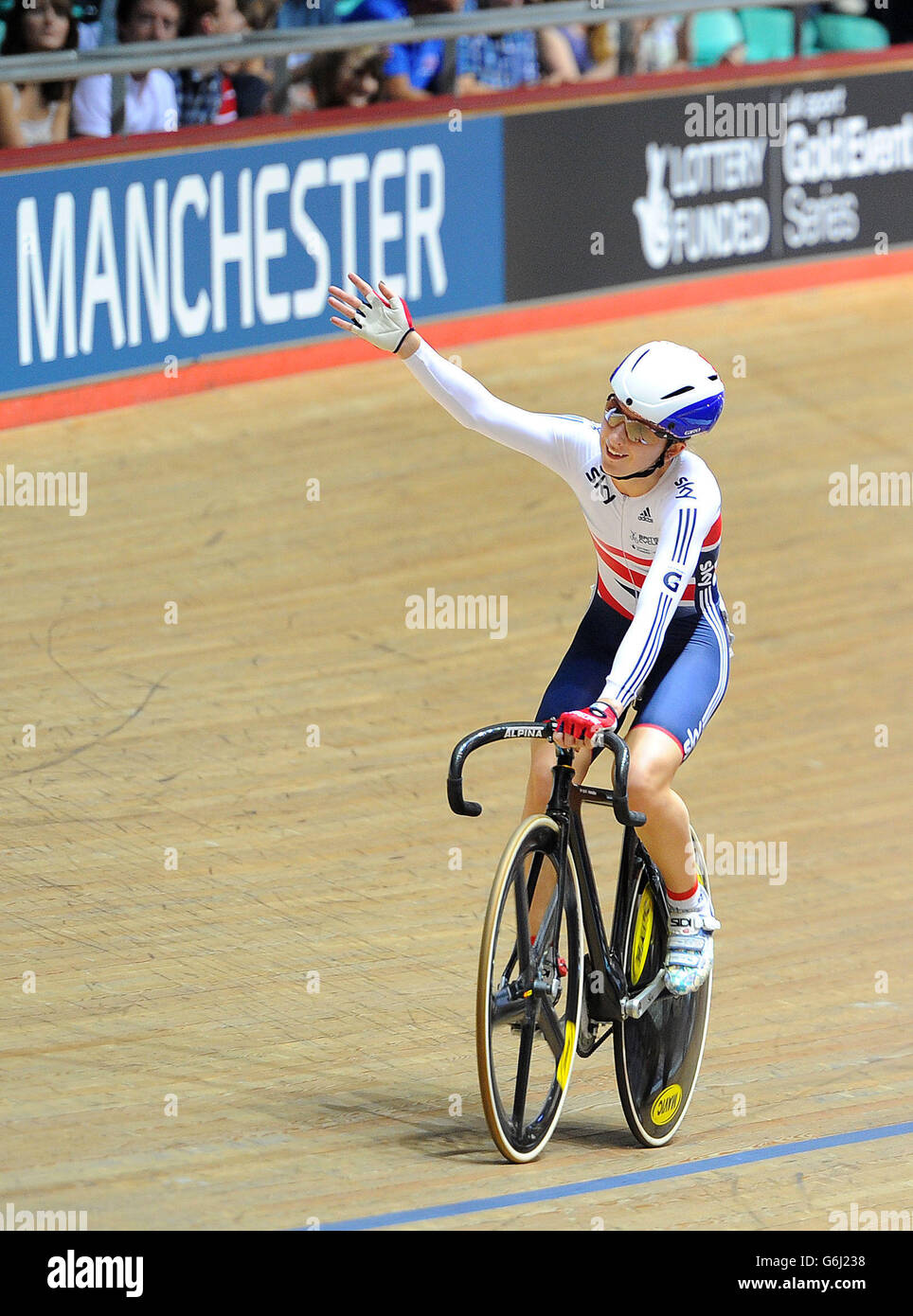 Great Britain's Laura Trott celebrates winning the 10KM Scratch Race ...
