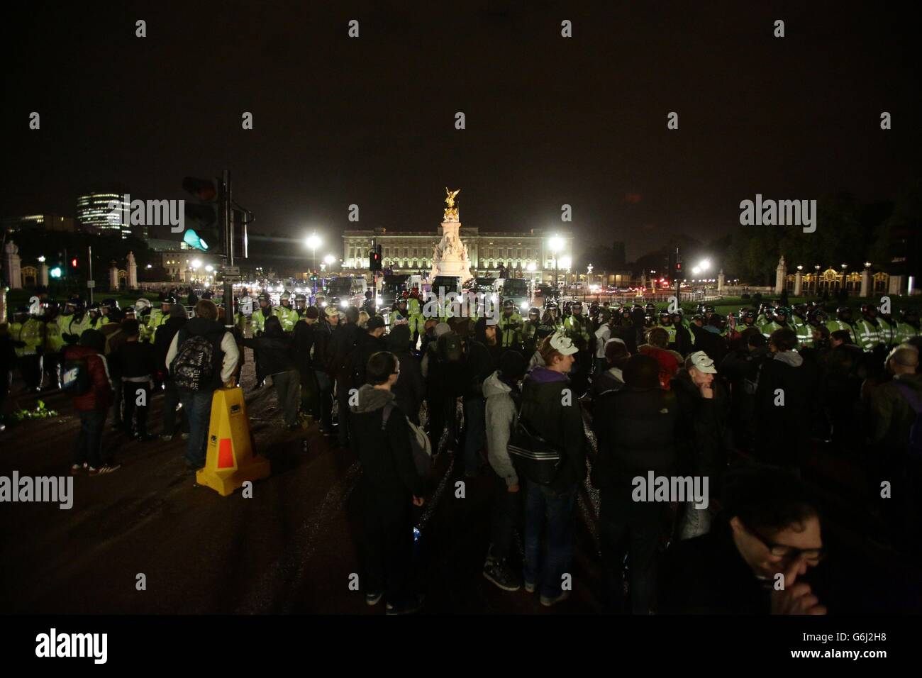 Police line up as protestors demonstrate outside Buckingham Palace ...