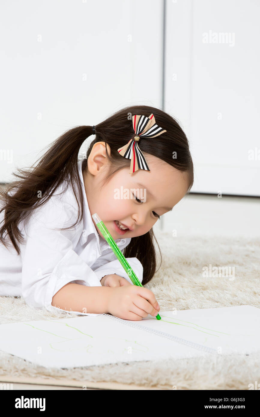 Asian girl drawing hi-res stock photography and images - Alamy