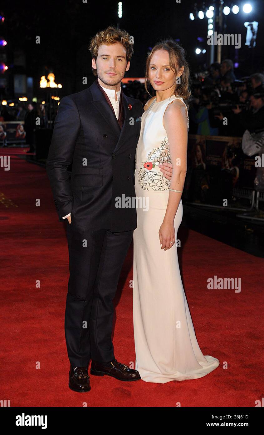 Laura haddock sam claflin the hunger games hi-res stock photography and ...