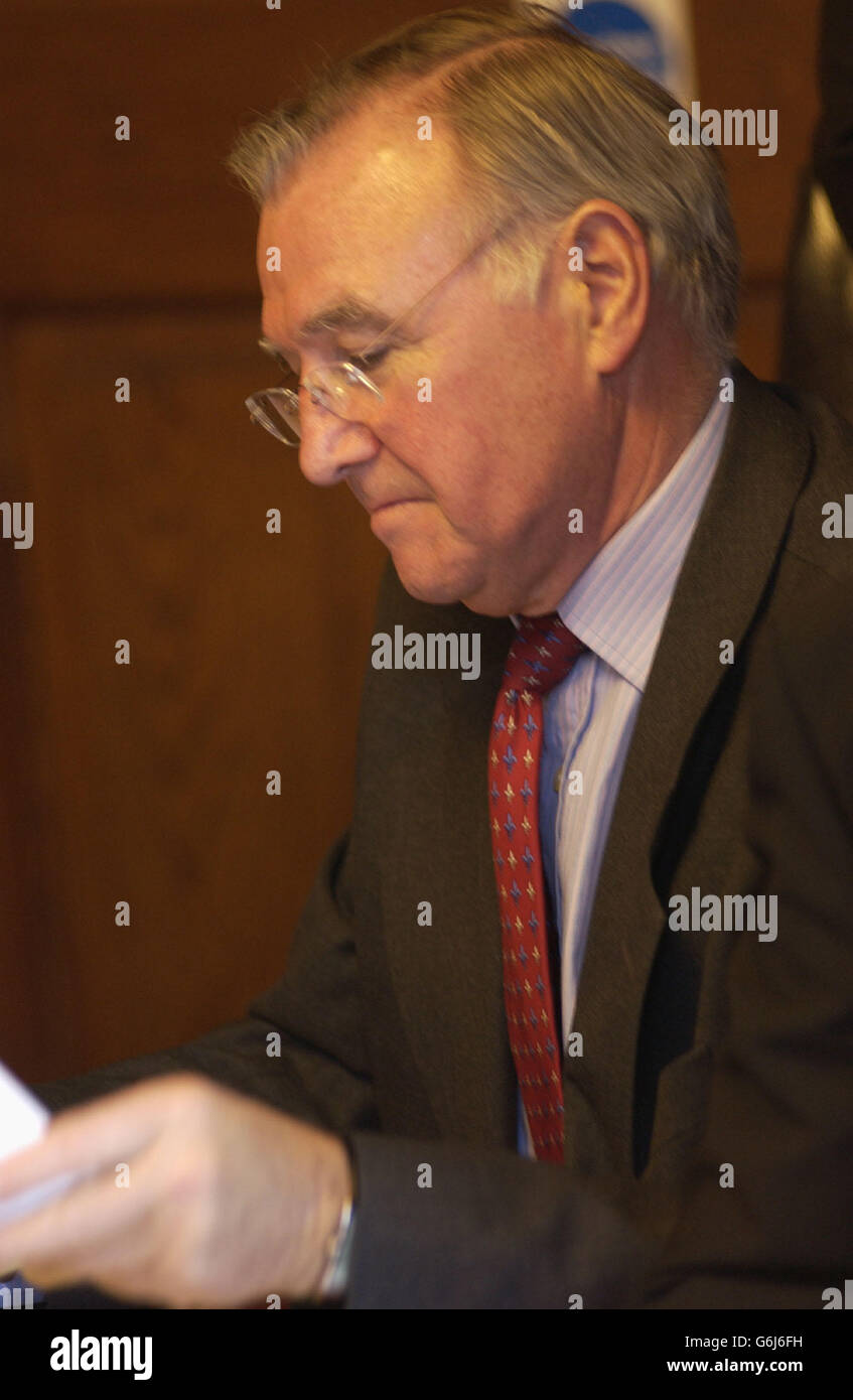 Malcolm bruce mp hi-res stock photography and images - Alamy