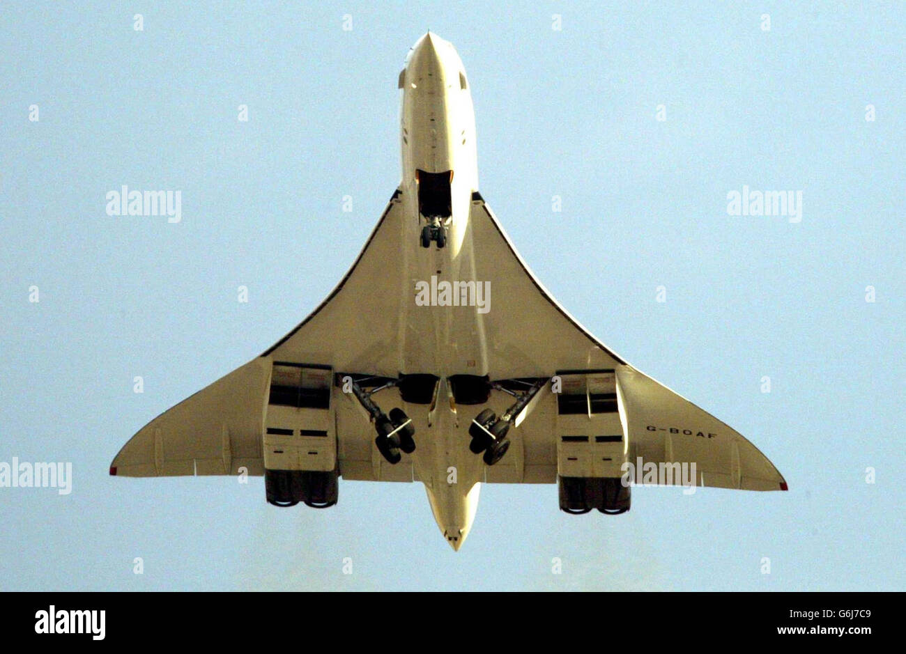 British airways concorde takes off hi-res stock photography and images ...