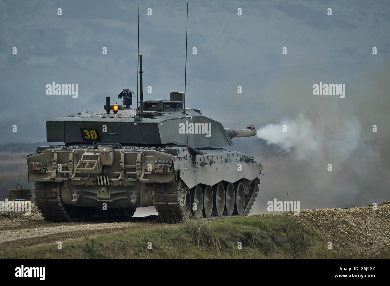 Challenger 2 main battle tank stock hi-res stock photography and images ...