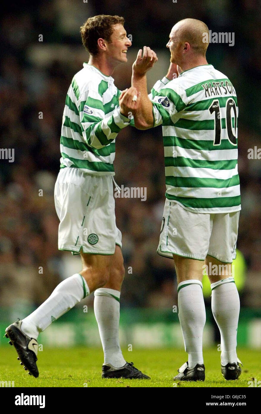 Celtic's John Hartson (R) celebrating his goal against Dunfermline with ...
