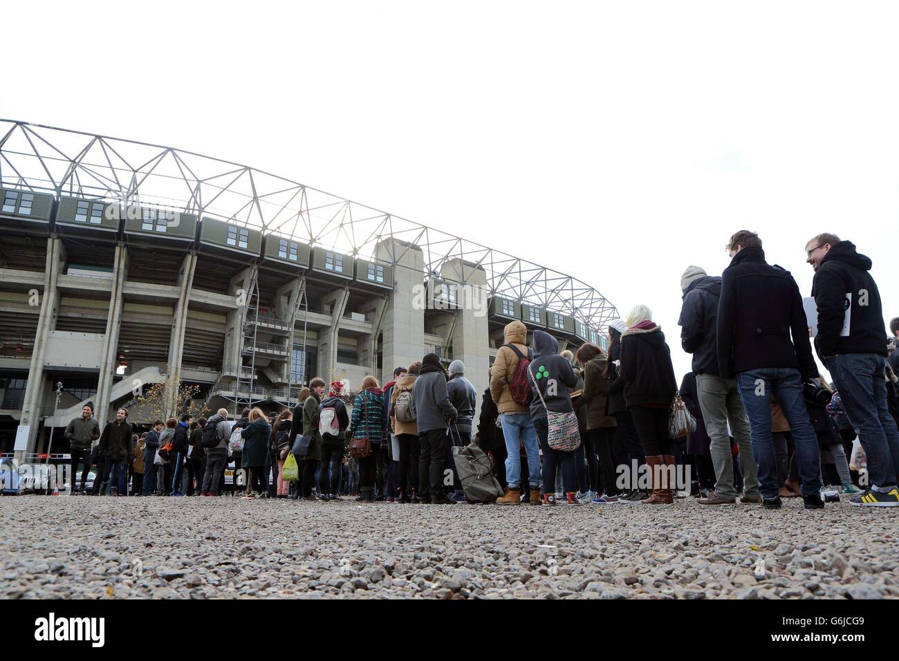 Hundreds of budding actors queue for hours for a chance to act on the ...