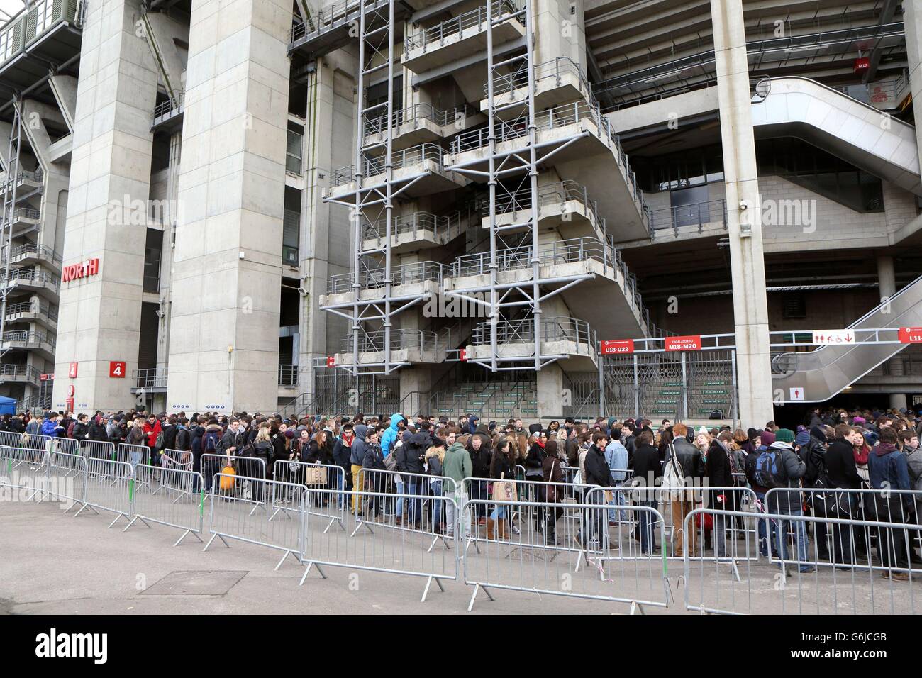 Hundreds of budding actors queue for hours for a chance to act on the ...