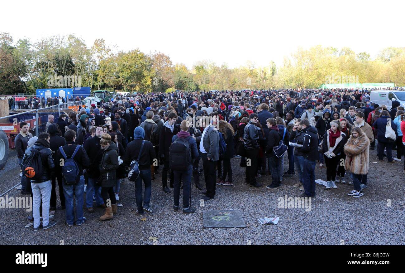 Hundreds of budding actors queue for hours for a chance to act on the ...