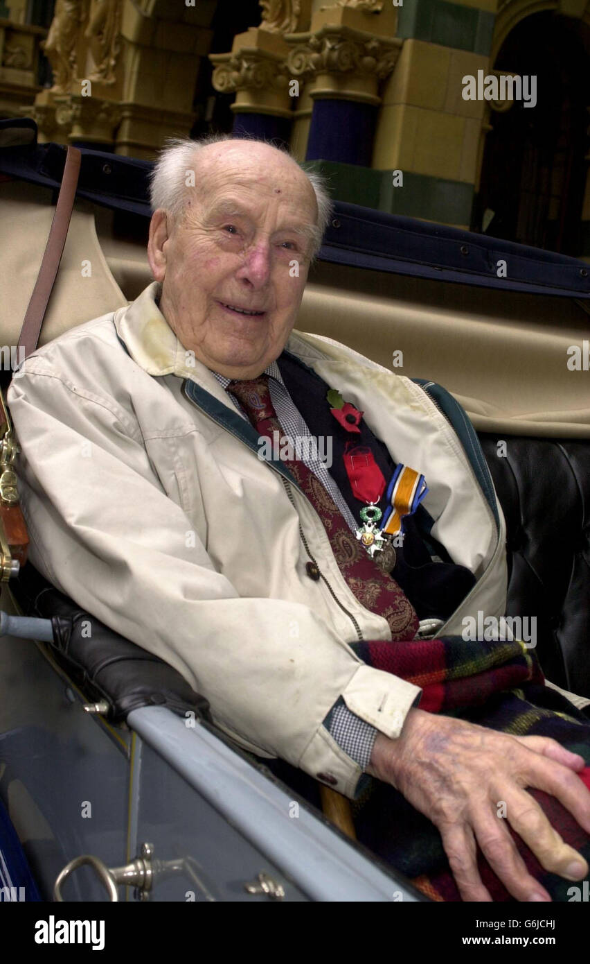 First world war henry allingham 107 hi-res stock photography and images ...