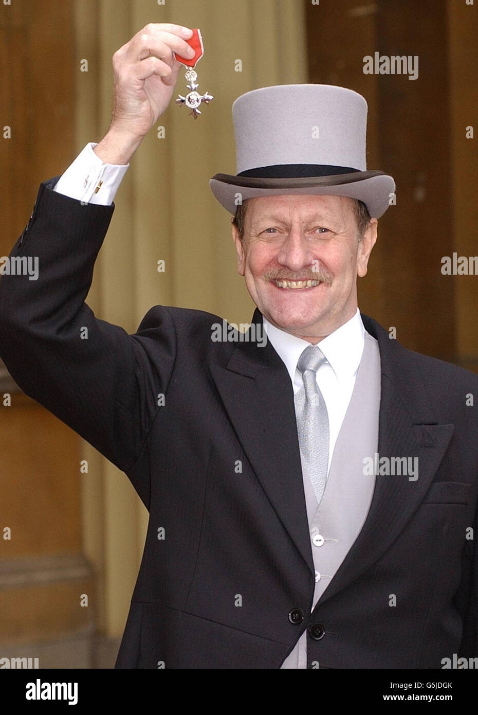 Head shoulders investiture medal top hat michael randall hi-res stock ...