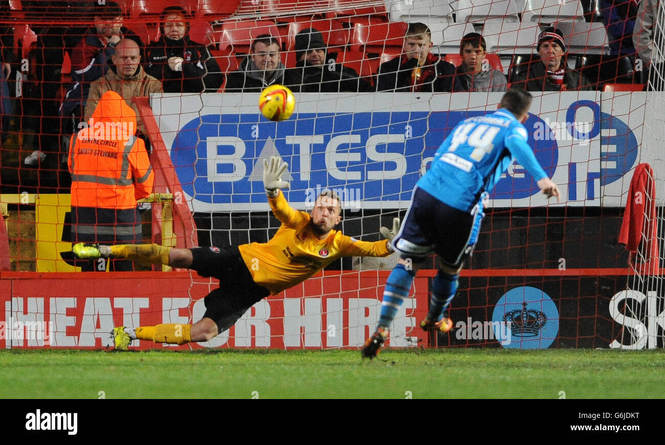 Charlton Athletic's Ben Hamer can't stop Leeds United's Ross McCormack ...