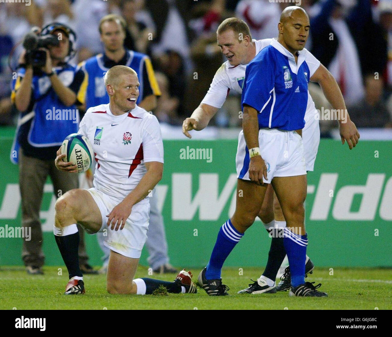England's Iain Balshaw (left) celebrates with team mate Mike Tindall ...