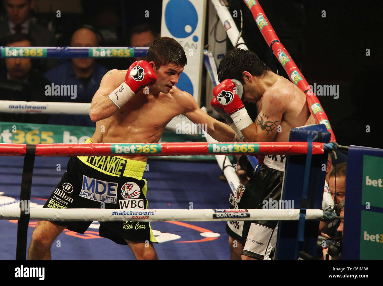 Boxing wbc featherweight title fight hi-res stock photography and ...