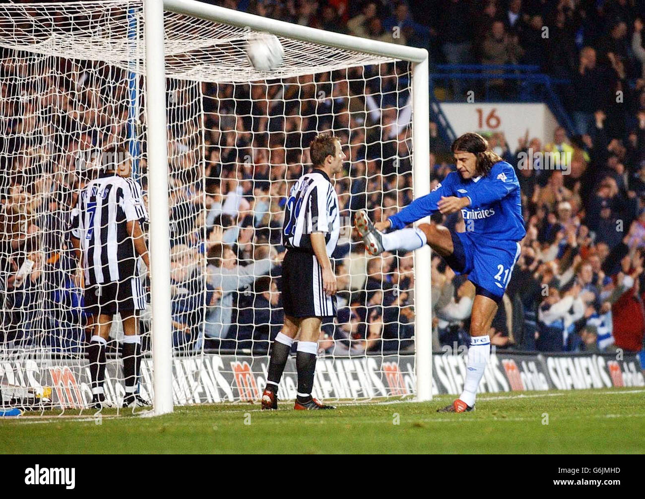 Football action celebrating scoring goal hernan crespo hi-res stock ...