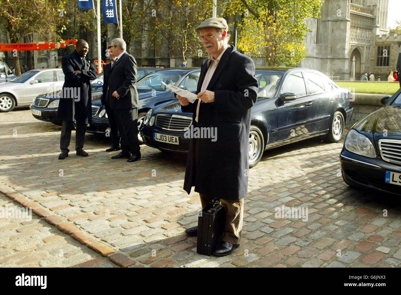 Leaving the qe2 conference centre hi-res stock photography and images ...