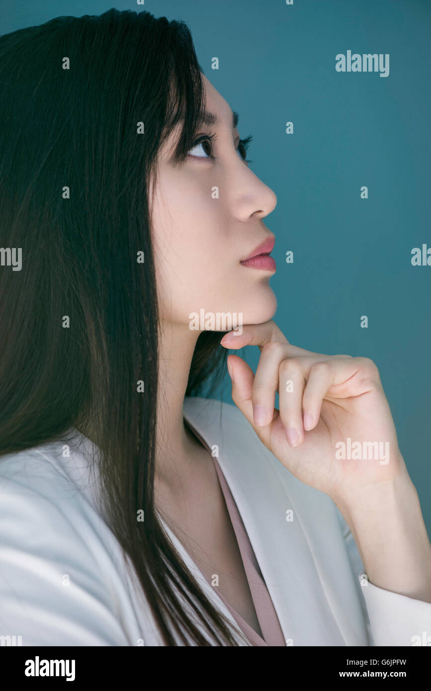 Face hands under chin side hi-res stock photography and images - Alamy