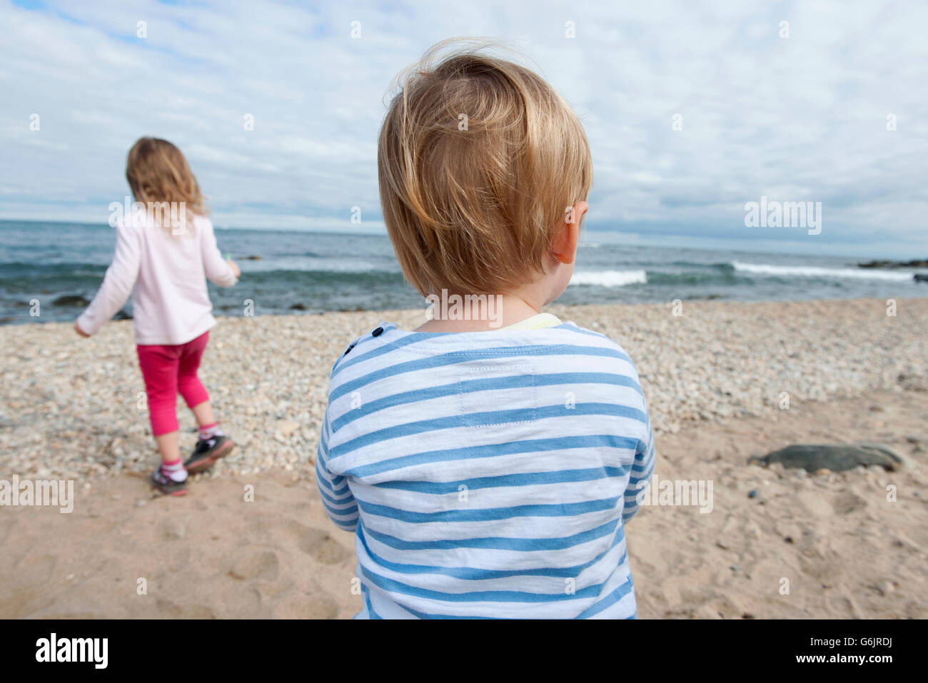 Two boys two girls rear view hi-res stock photography and images - Alamy