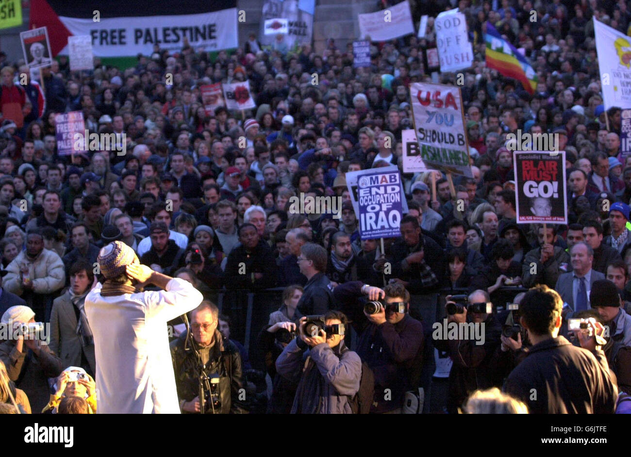 Protest politics crowd banners poster slogan bushvisit03 george hi-res ...