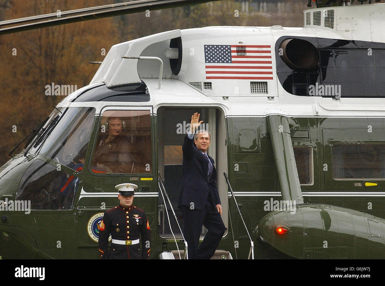 President george w bush waving hi-res stock photography and images - Alamy