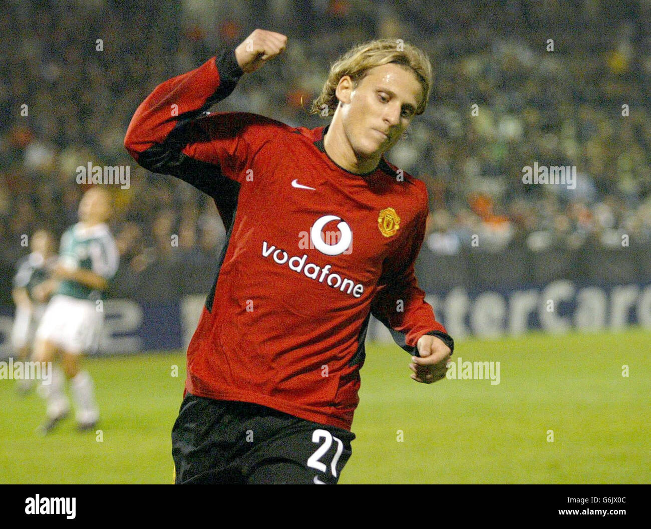 Manchester United's Diego Forlan celebrates his winning goal against ...