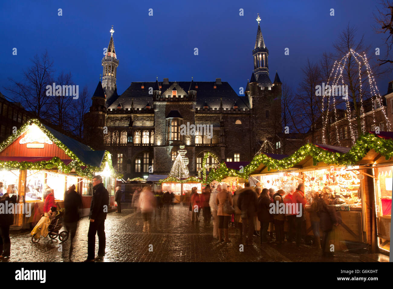 Christmas market city hall hi-res stock photography and images - Alamy