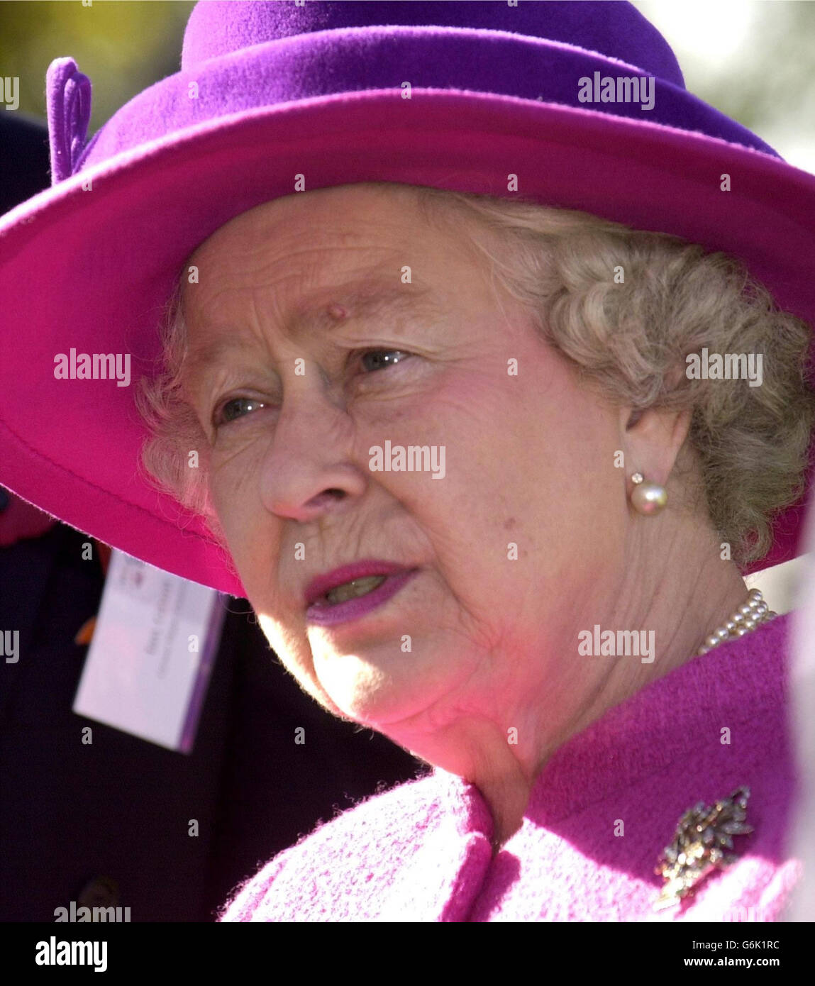 ROYAL Queen Statue Unveiling Stock Photo - Alamy