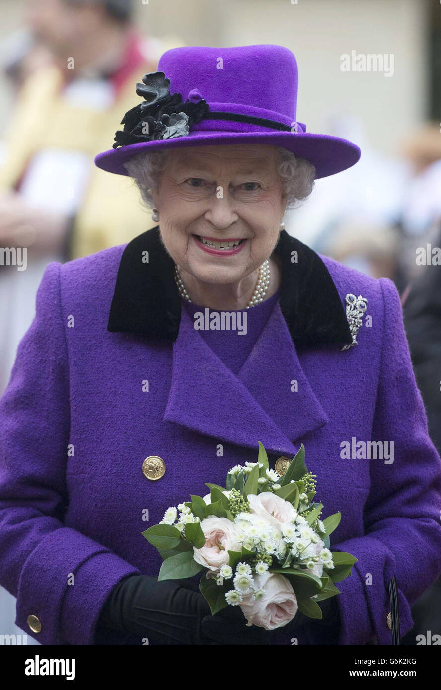 Queen elizabeth ii visit southwark cathedral hi-res stock photography ...