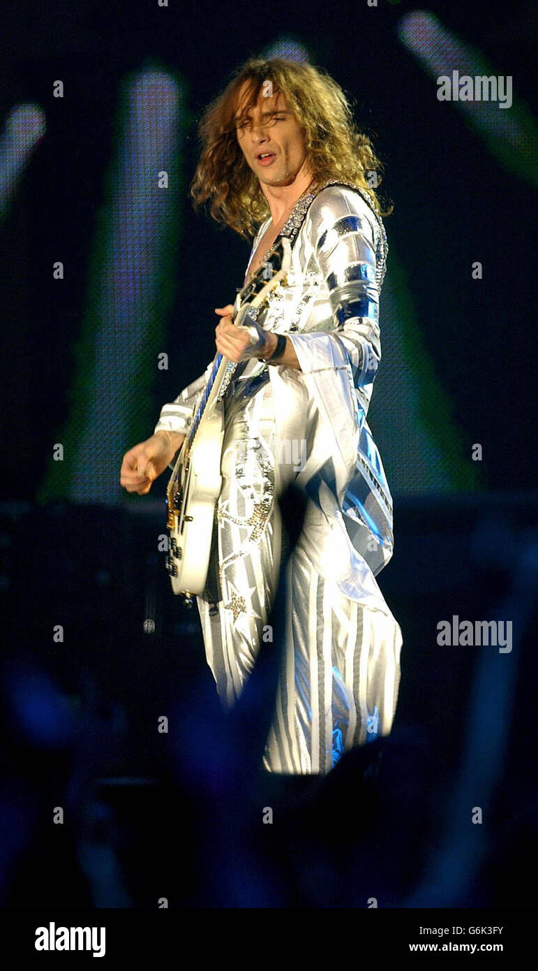 Justin hawkins lead singer darkness hi-res stock photography and images ...