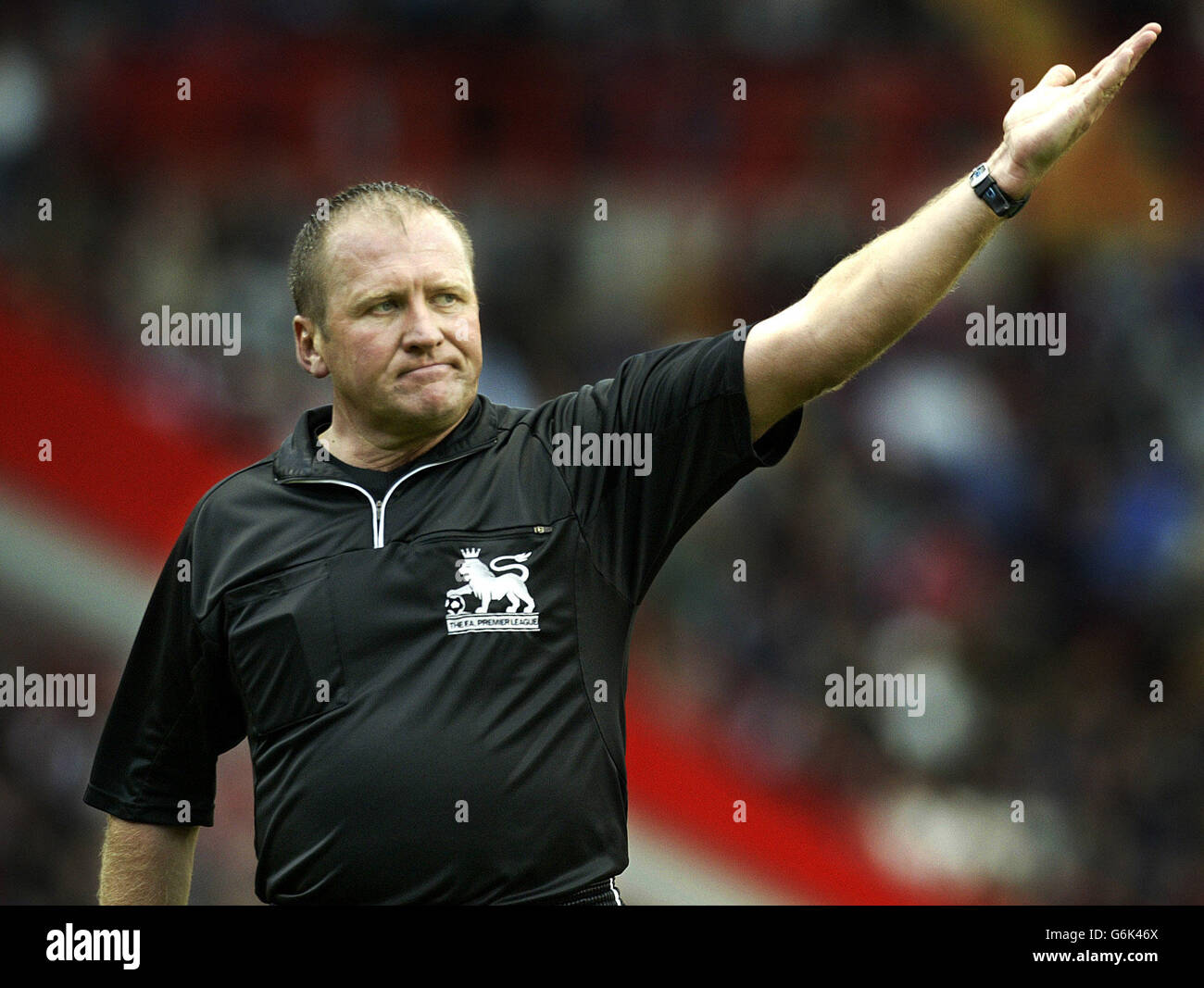 Sport football action referee stock steve dunn hi-res stock photography ...